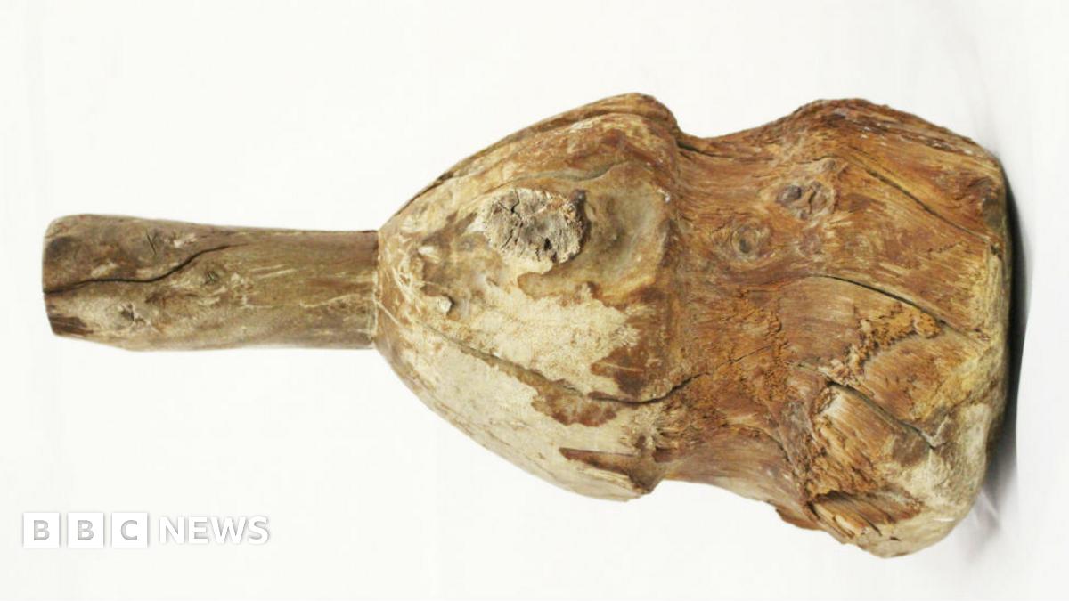 Ancient Egyptian tool found in Derbyshire wardrobe - BBC News