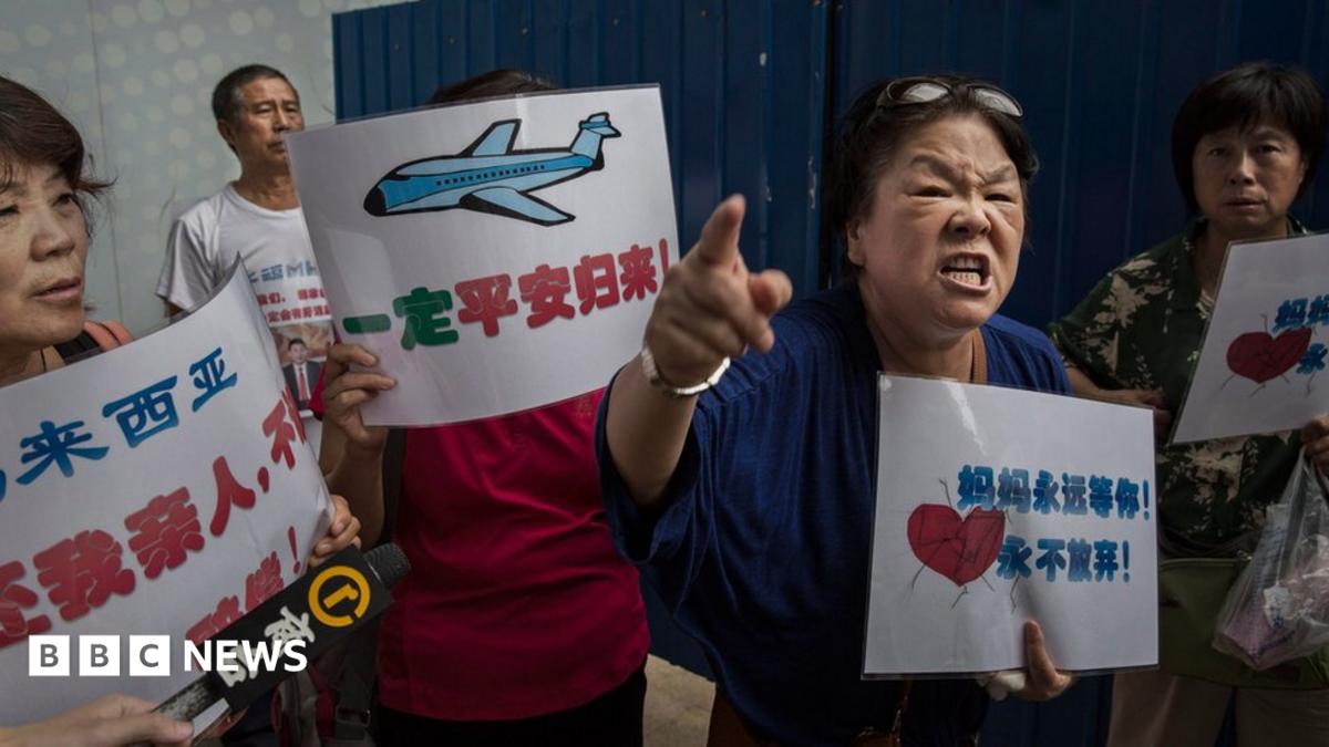 MH370 search: Families vent anger over inquiry - BBC News