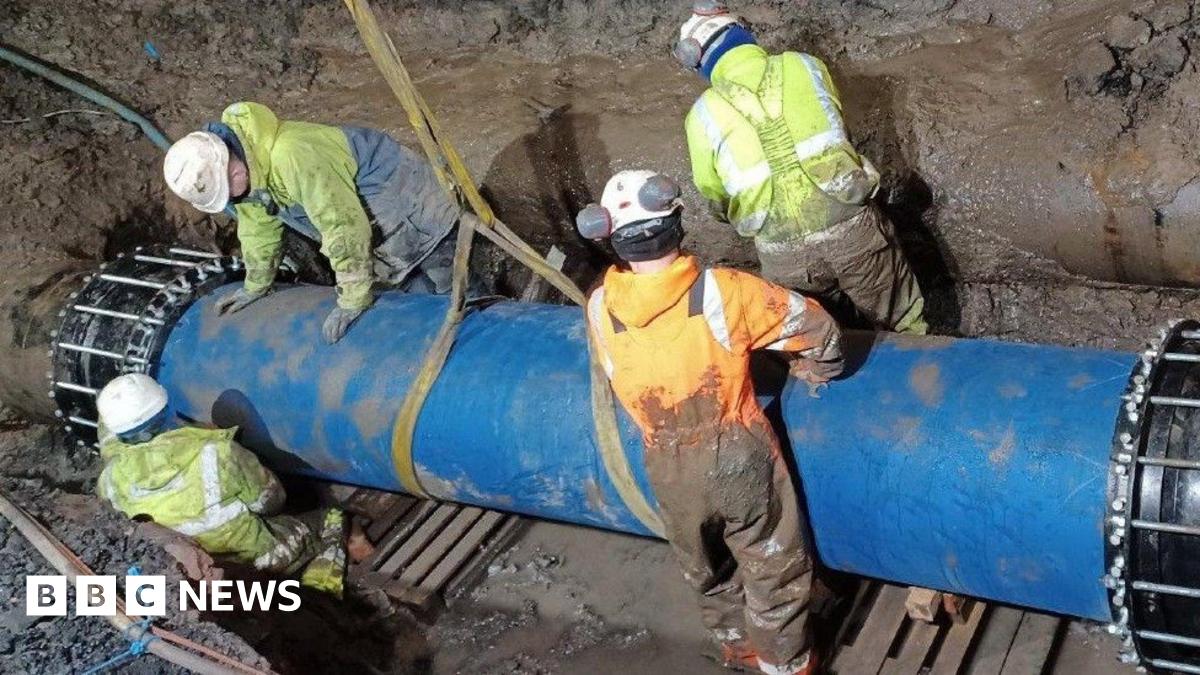 Water cuts hit fourth day as more city pipes burst - BBC News