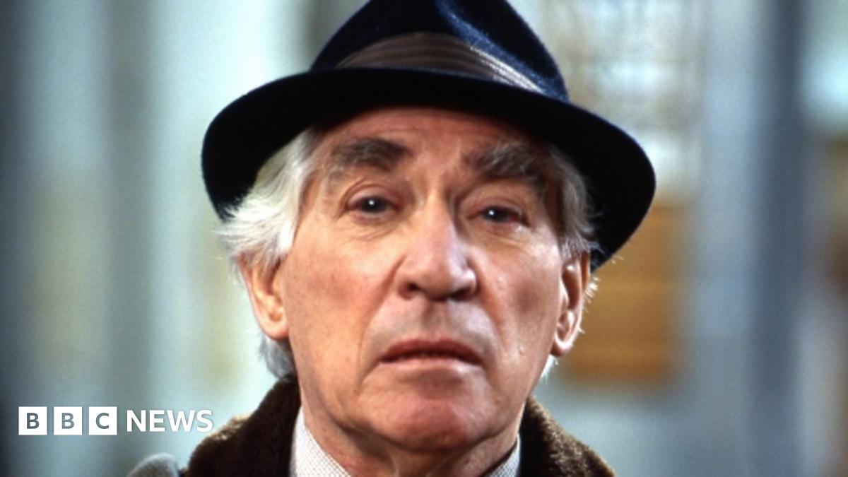 Actor Frank Finlay dies aged 89 - BBC News