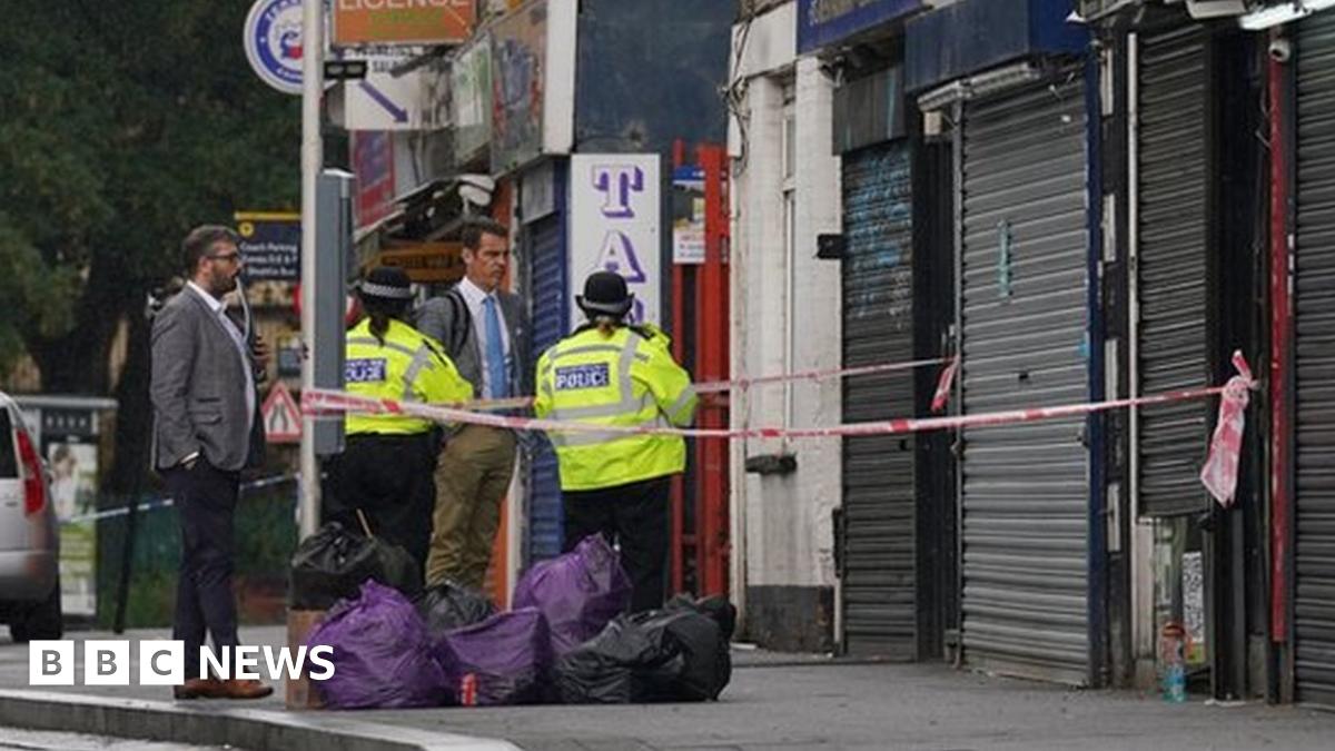 Tottenham shooting: Man fatally shot on White Hart Lane - BBC News