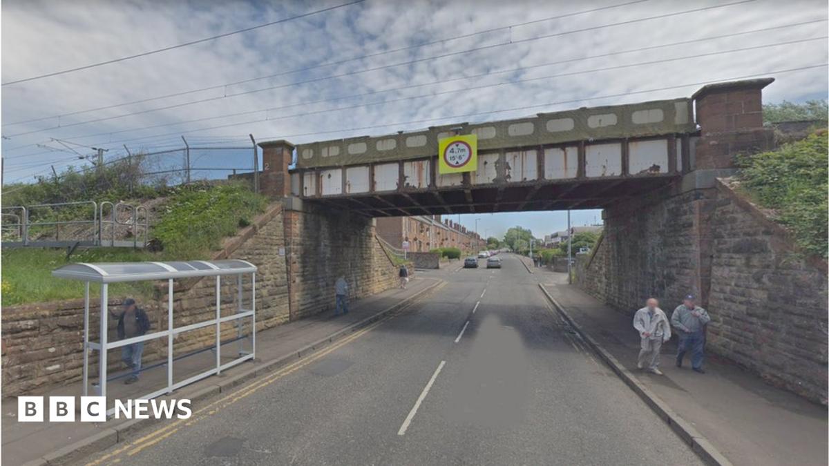 Ayrshire rail disruption after lorry strikes bridge - BBC News