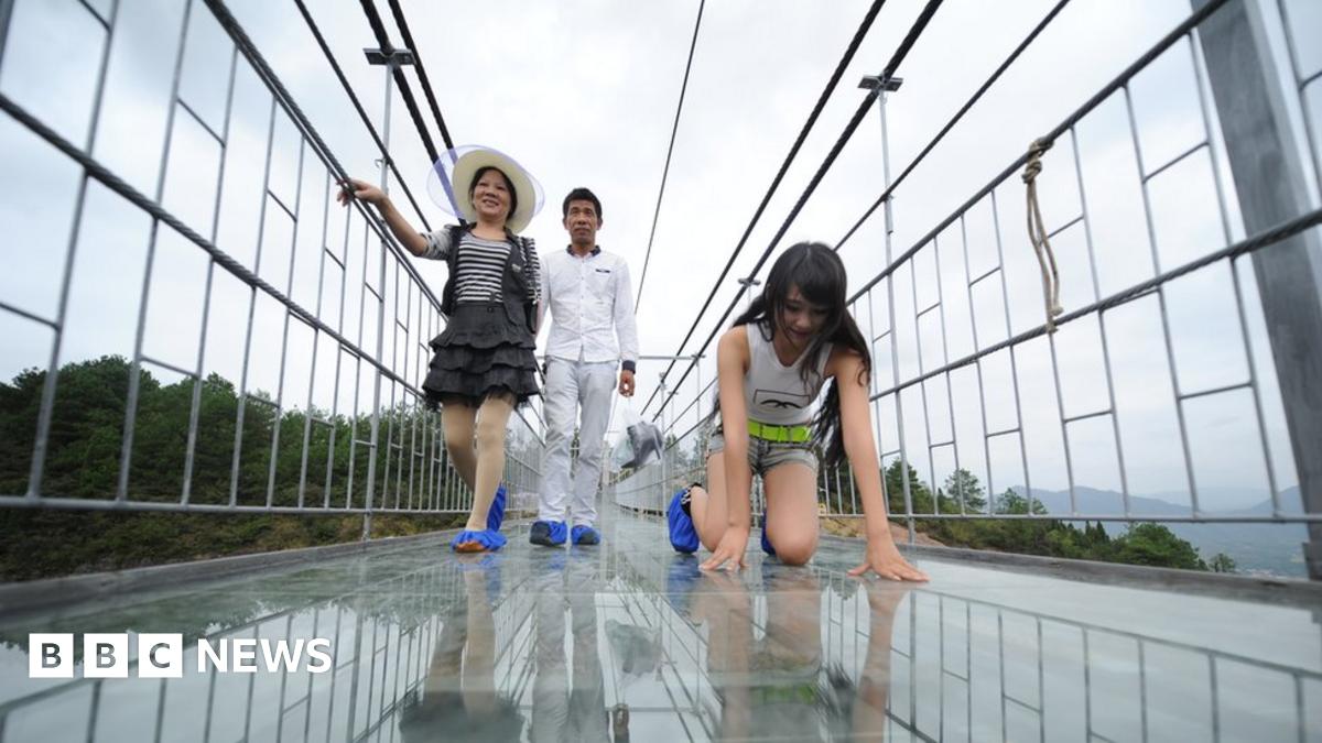China tourism: Crossing the new glass bridges - BBC News