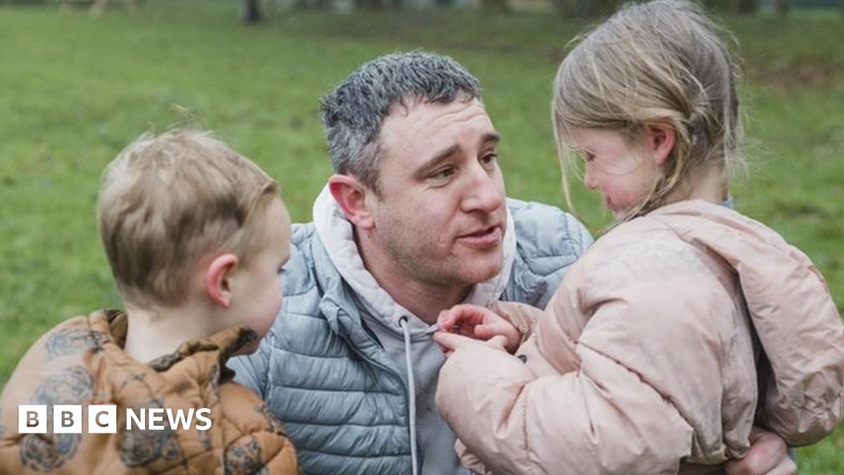 Child homelessness in Scotland hits new record high - BBC News