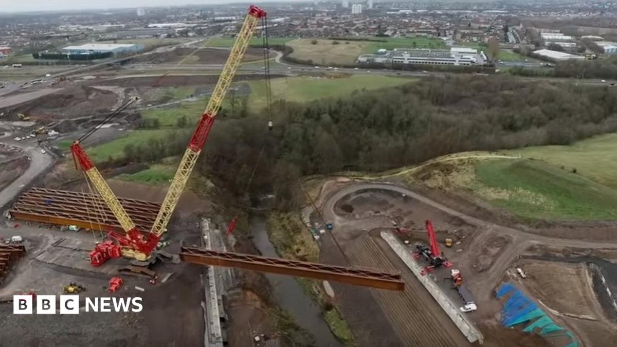 New M8 bridge lifted into place near Bellshill - BBC News