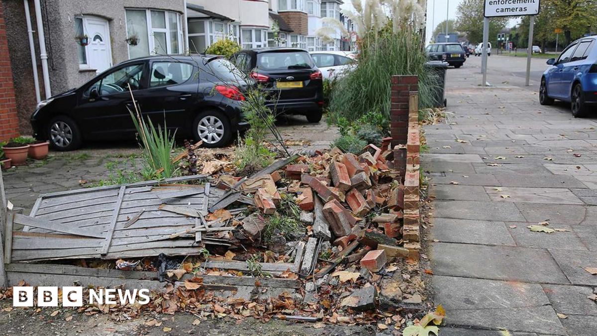 Luton crash: Two men arrested over hit-and-run death - BBC News
