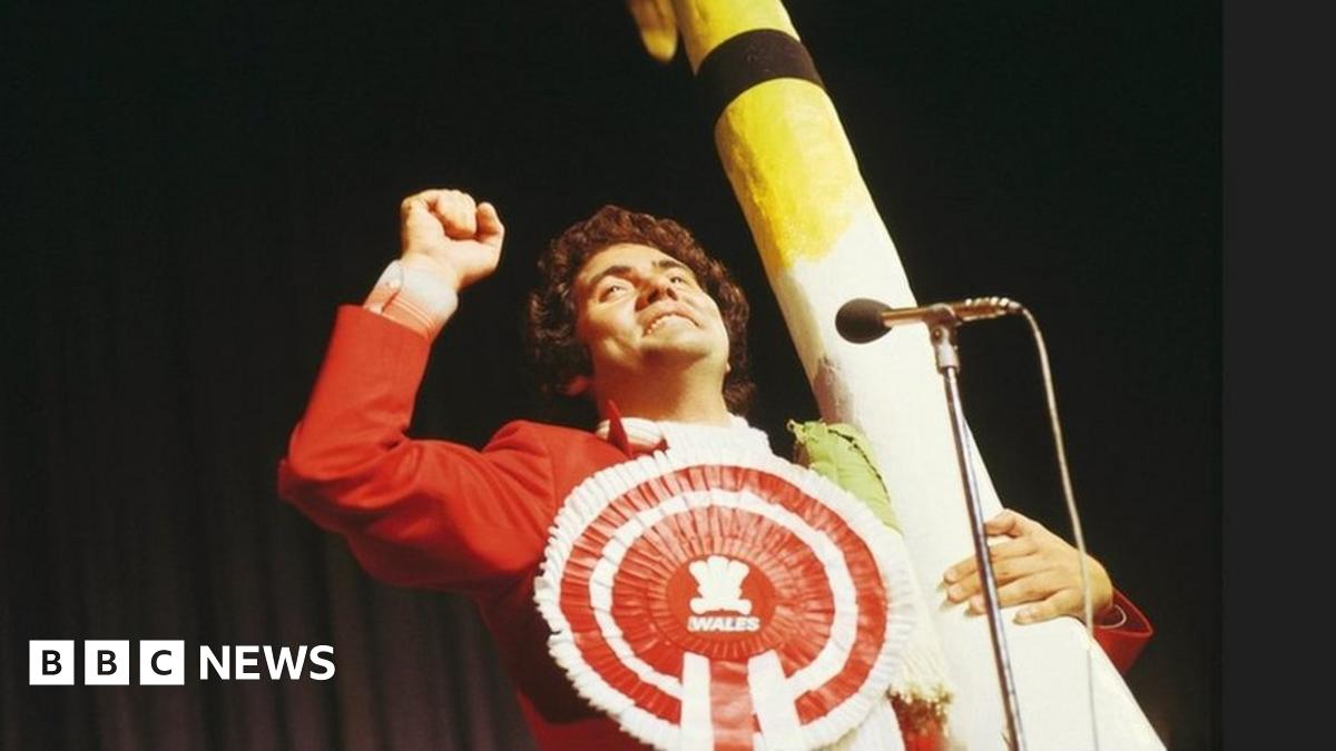 Welsh rugby icon singer Max Boyce turns 80 - BBC News