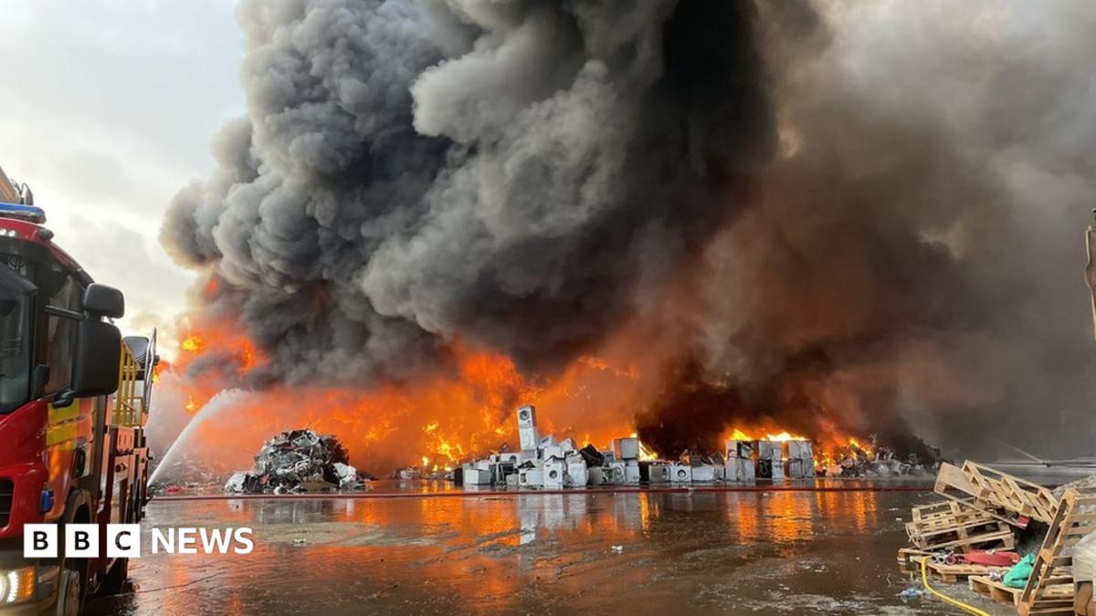 Fire crews tackle Nottingham scrap unit fire - BBC News