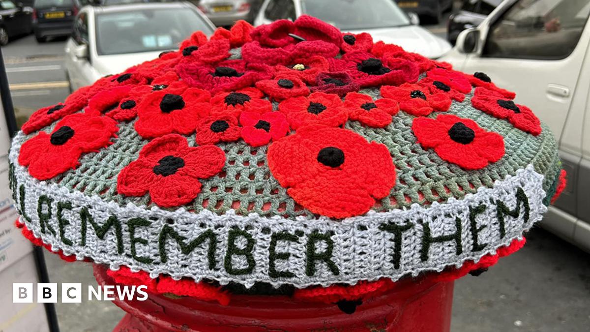 Yorkshire post box knitted toppers mark Remembrance weekend - BBC News
