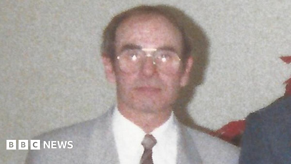 Anthony Lavender death: Tributes paid to man in murder probe - BBC News