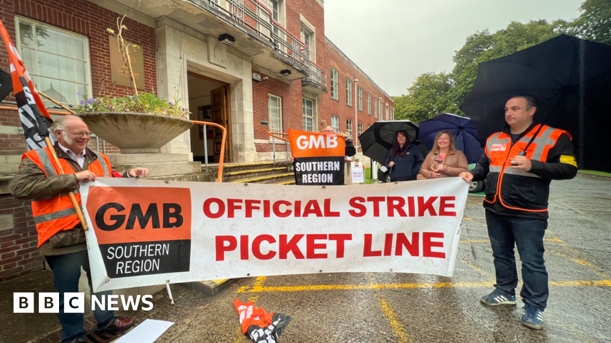 Striking Swindon social workers in disagreement over pay - BBC News