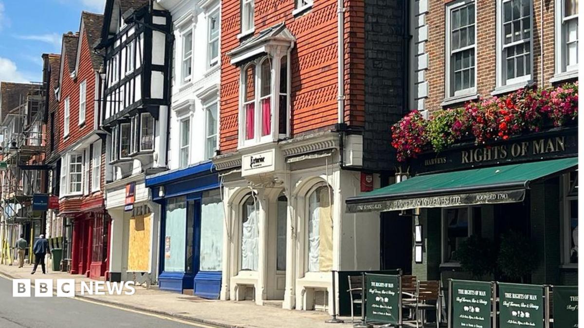 Lewes retailers talk of struggle as high street declines - BBC News