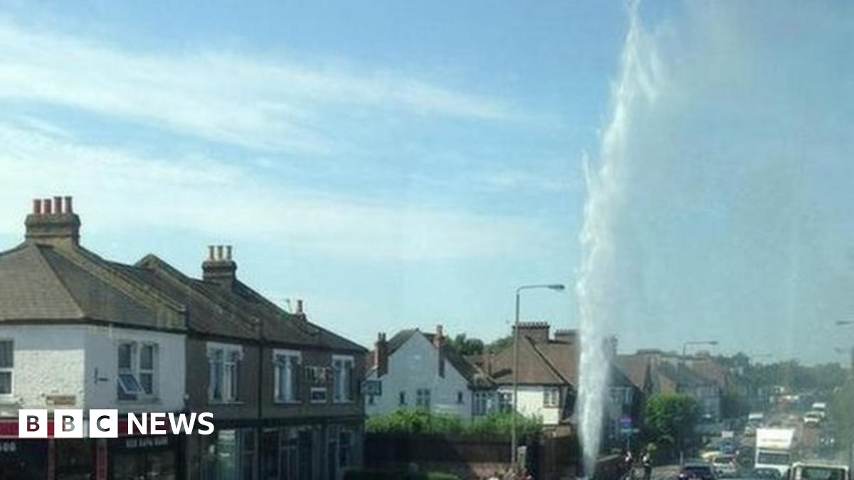 Tooting pipe burst sends water 50ft high into sky - BBC News