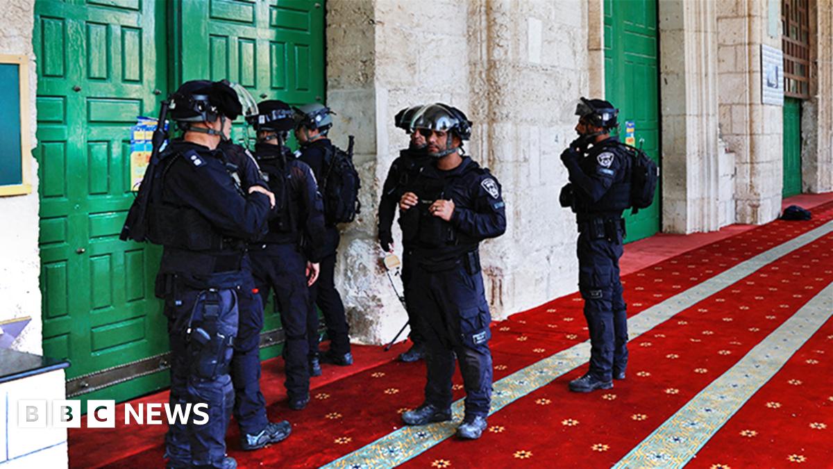 Al-Aqsa mosque: Violence as Israeli police raid Jerusalem holy site ...