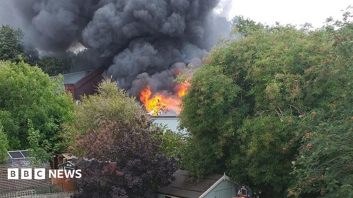Appeal raises £26,000 for staff of fire-ruined gym in St Albans - BBC News