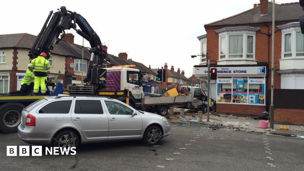 Two named in fatal Leicester police vehicle crash - BBC News