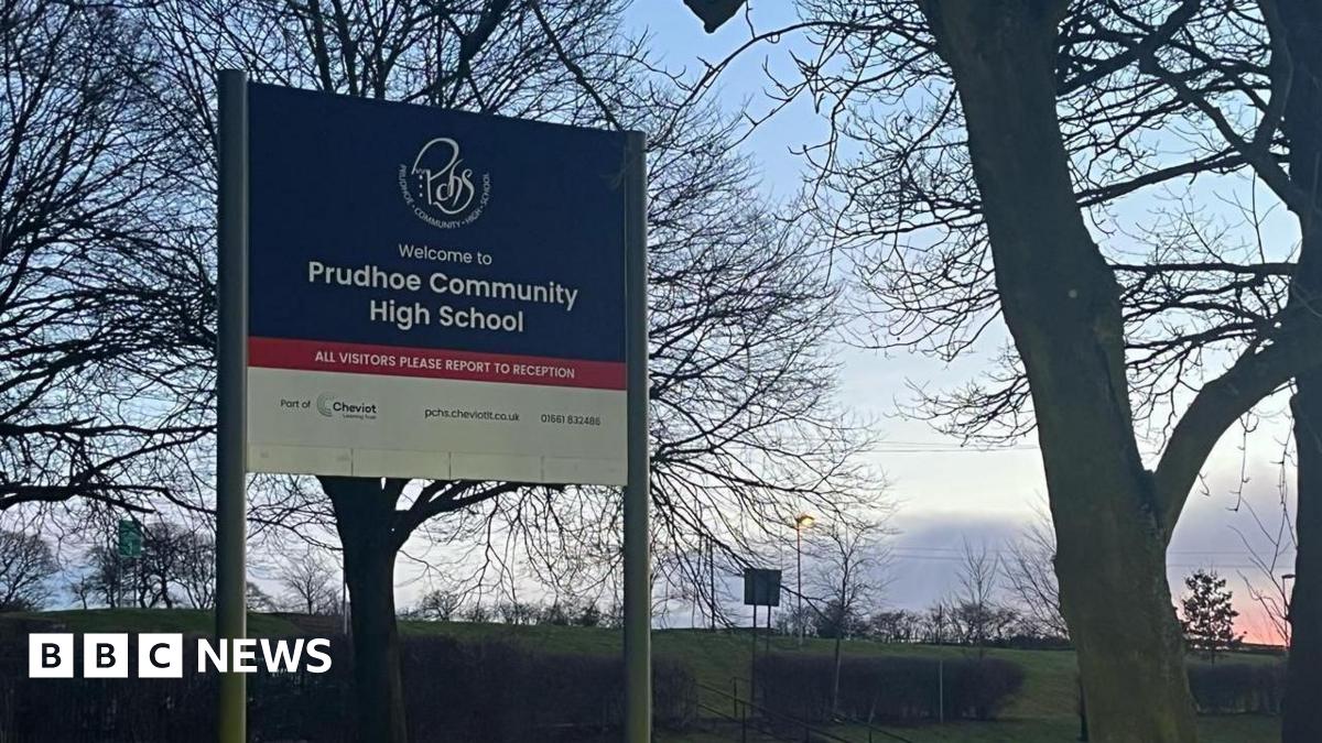 Prudhoe school pupils begin first day at Washington base - BBC News
