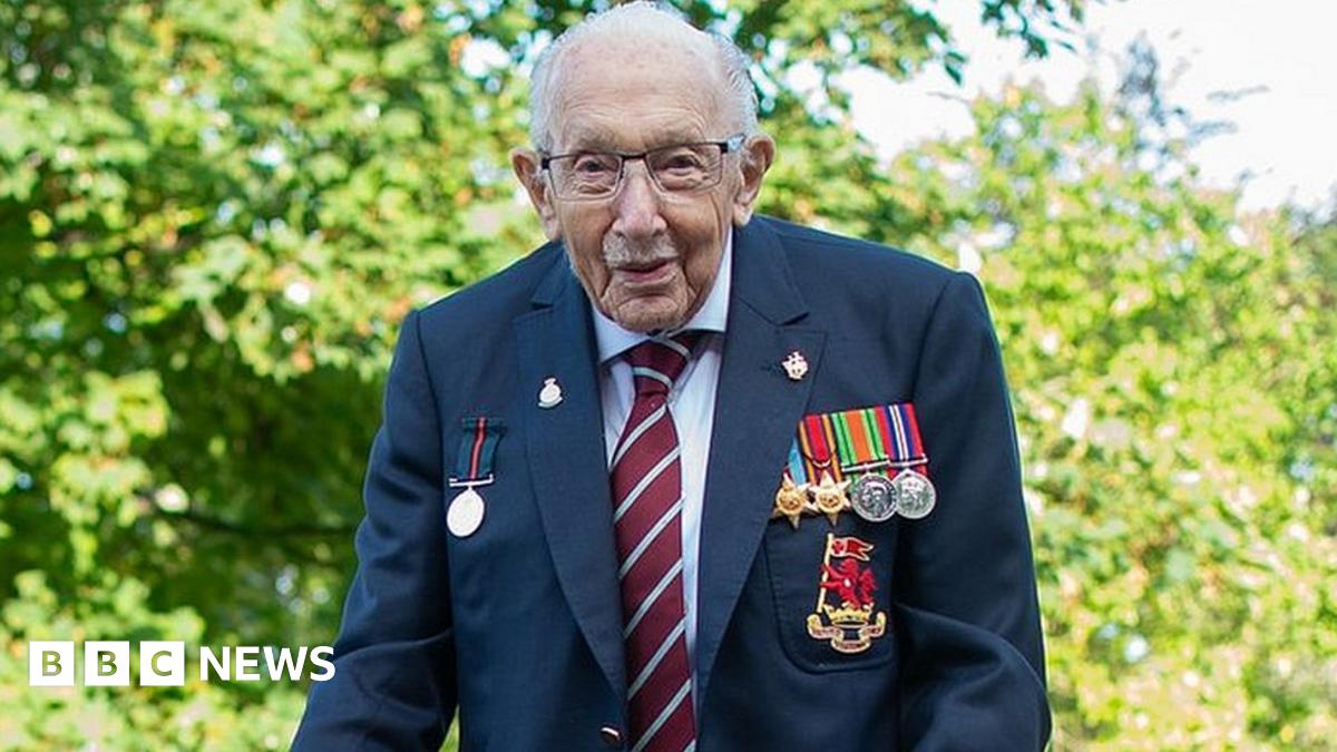 Capt Sir Tom Moore helps those with 'difficulties' - BBC News