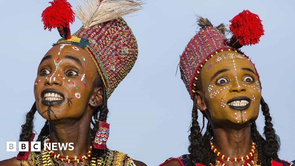 In pictures: The men competing for love in the deserts of Chad - BBC News