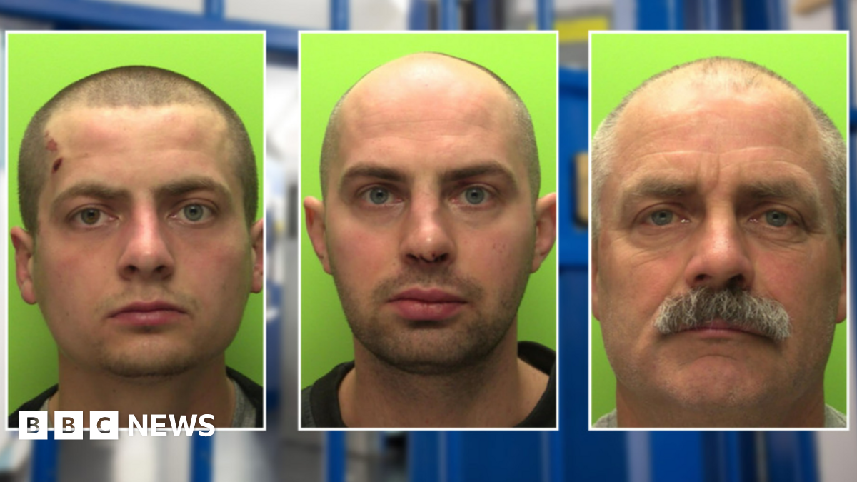 Men jailed for attack on Nottinghamshire Police officers - BBC News