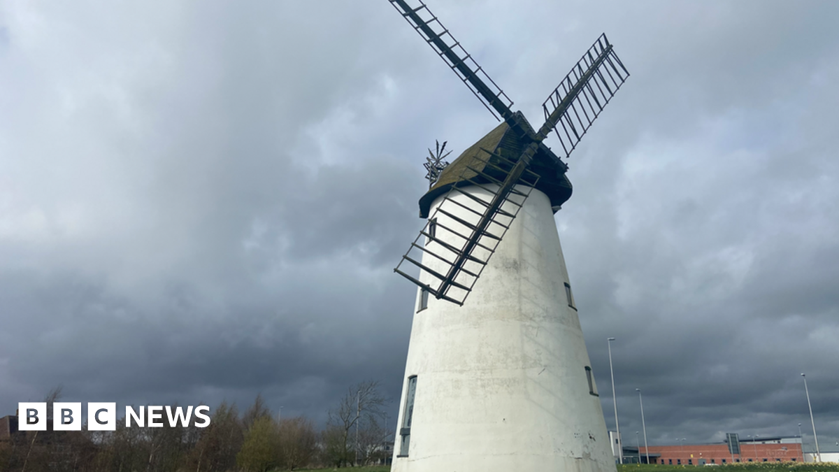 All sails taken off storm damaged Blackpool Grade ll listed windmill ...