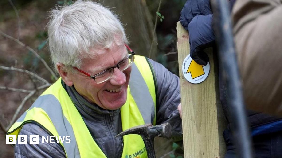 Public rights of way blocked in 32,000 places - BBC News