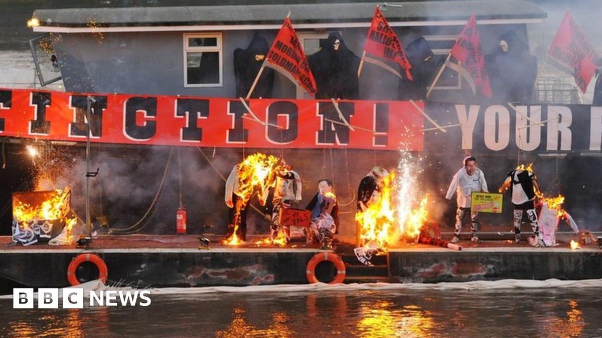 Punk protest: Sex Pistols manager's son sets fire to collection - BBC News