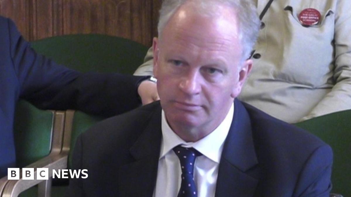 Post Office bosses told to repay mistaken bonuses - BBC News