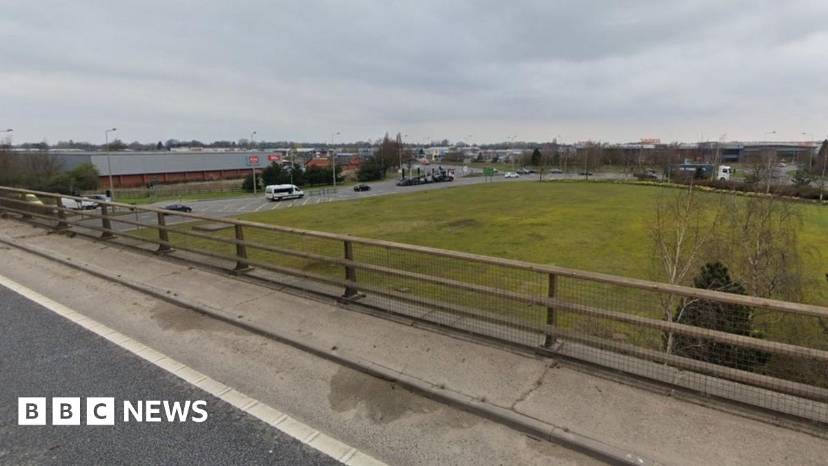 King's Lynn: Emergency services at 'serious' crash at roundabout - BBC News