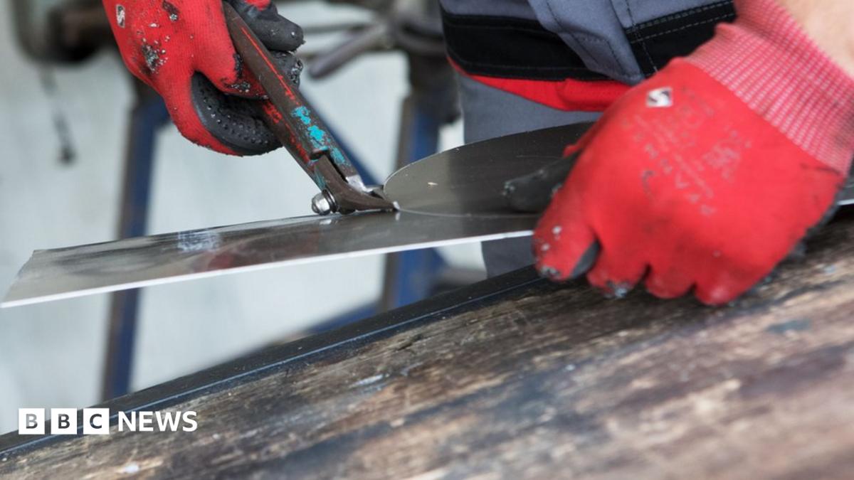 Roofer fall death inquest finds lack of training and experience - BBC News