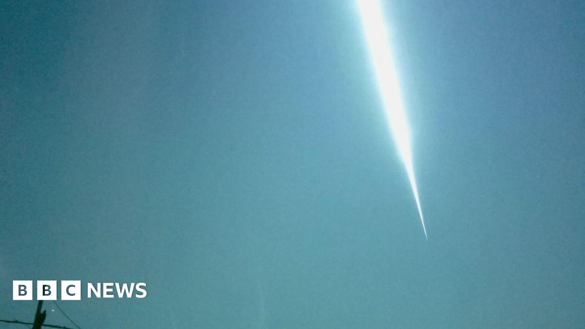 'Green flash' meteor sighting reports across Britain - BBC News