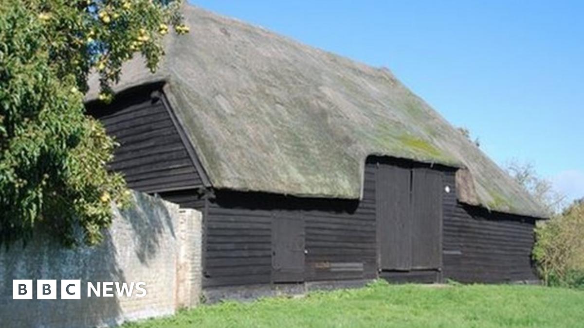 Landbeach Tudor tithe barn £250k appeal bid launched - BBC News