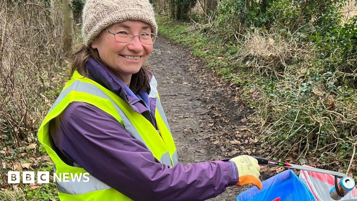 Evesham woman targets litter with daily pick pledge - BBC News