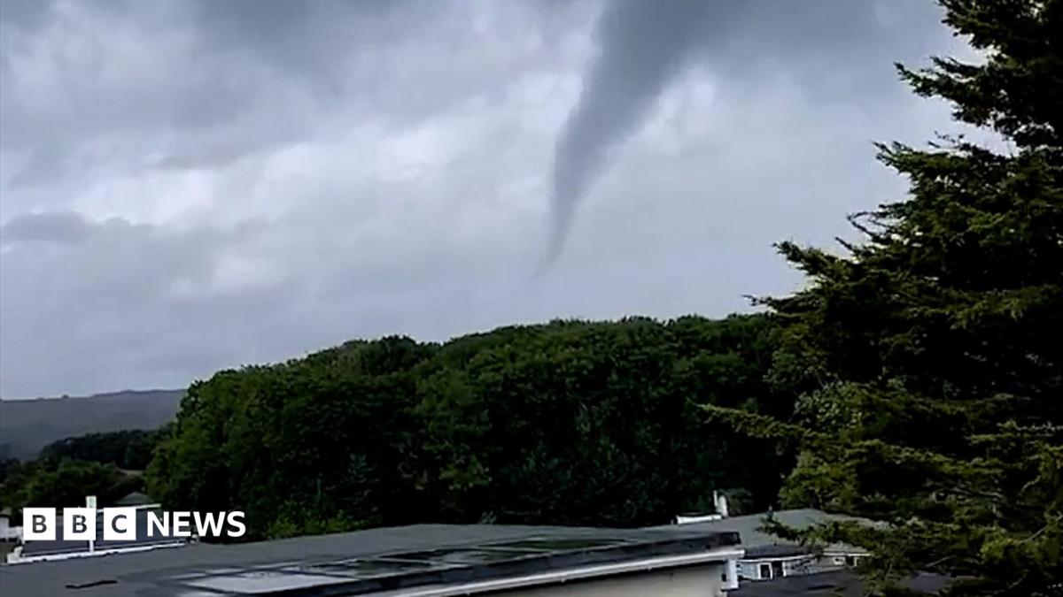 Isle of Wight tornado captured in dramatic video footage - BBC News