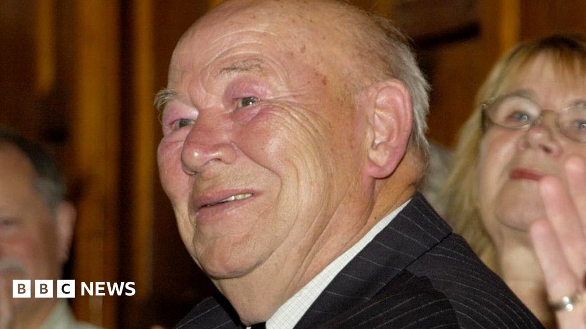 Salford Quays visionary Ben Wallsworth dies aged 103 - BBC News
