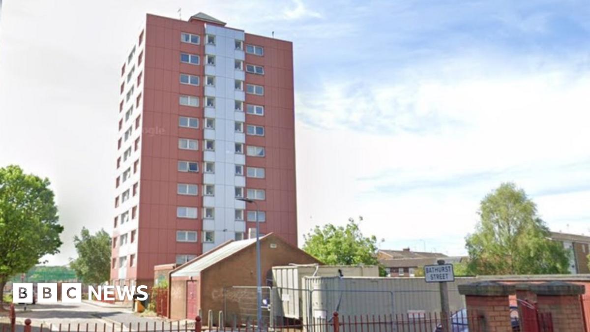 Lee Rhoades: Police name Hull fatal attack victim - BBC News