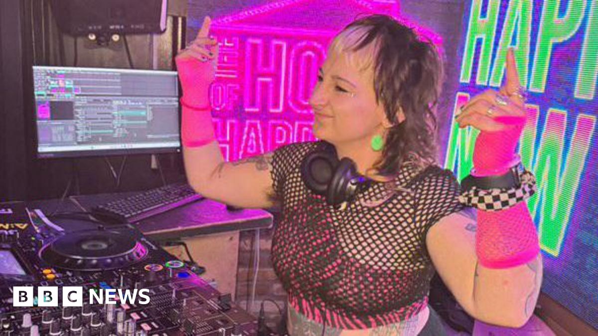 Brighton: Sober raves launched for Dry January - BBC News