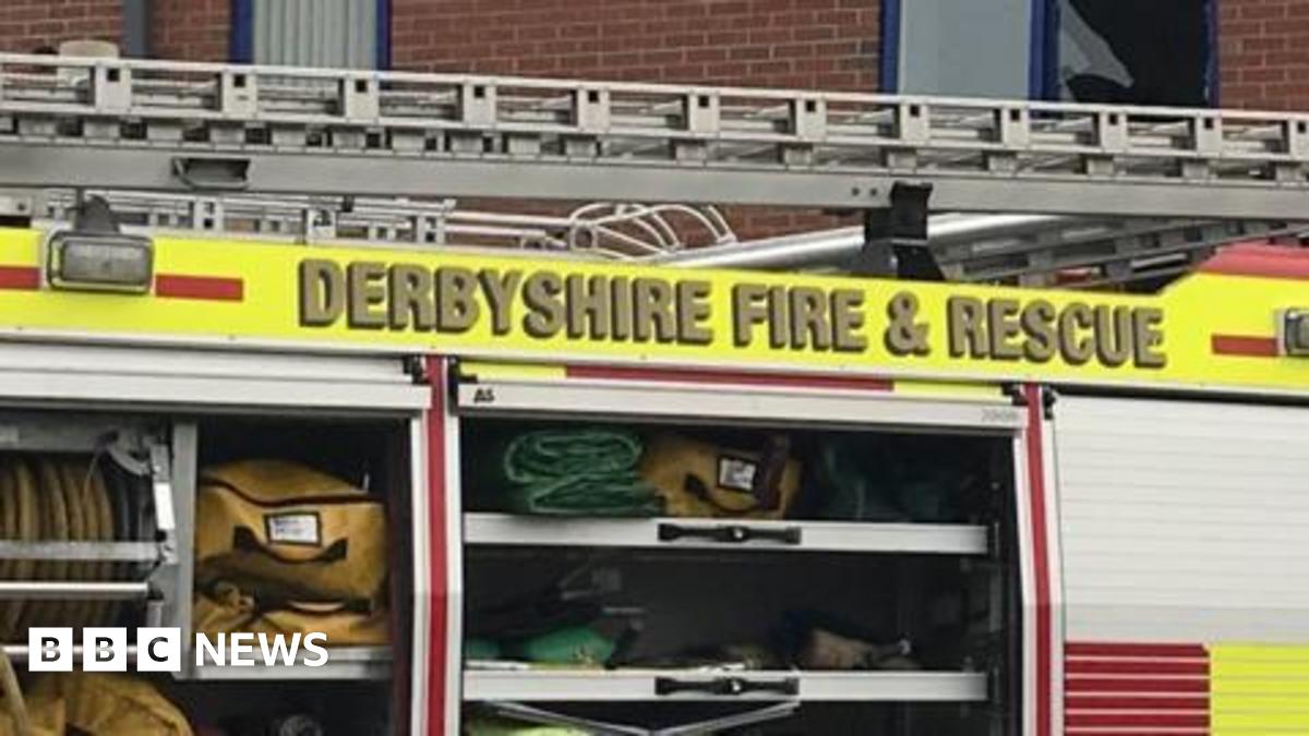 House fire in Derbyshire 'started by lightning striking roof' - BBC News