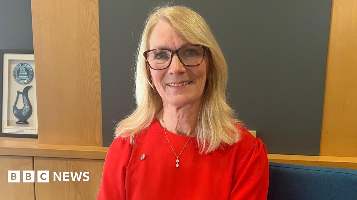 University of Bradford vice-chancellor to retire - BBC News