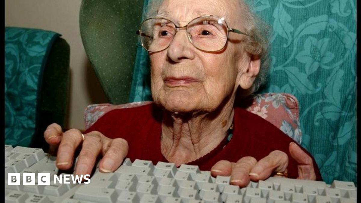 Net use 'growing' among over-75s - BBC News
