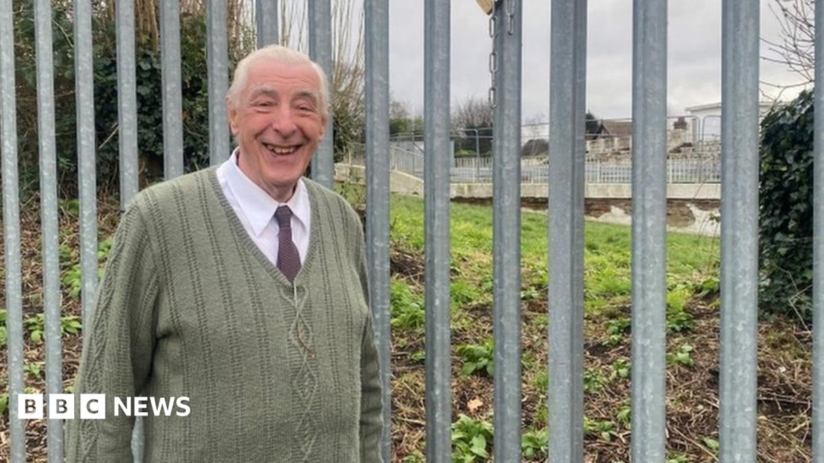 Campaigner delighted that Ipswich's Broomhill lido will reopen - BBC News