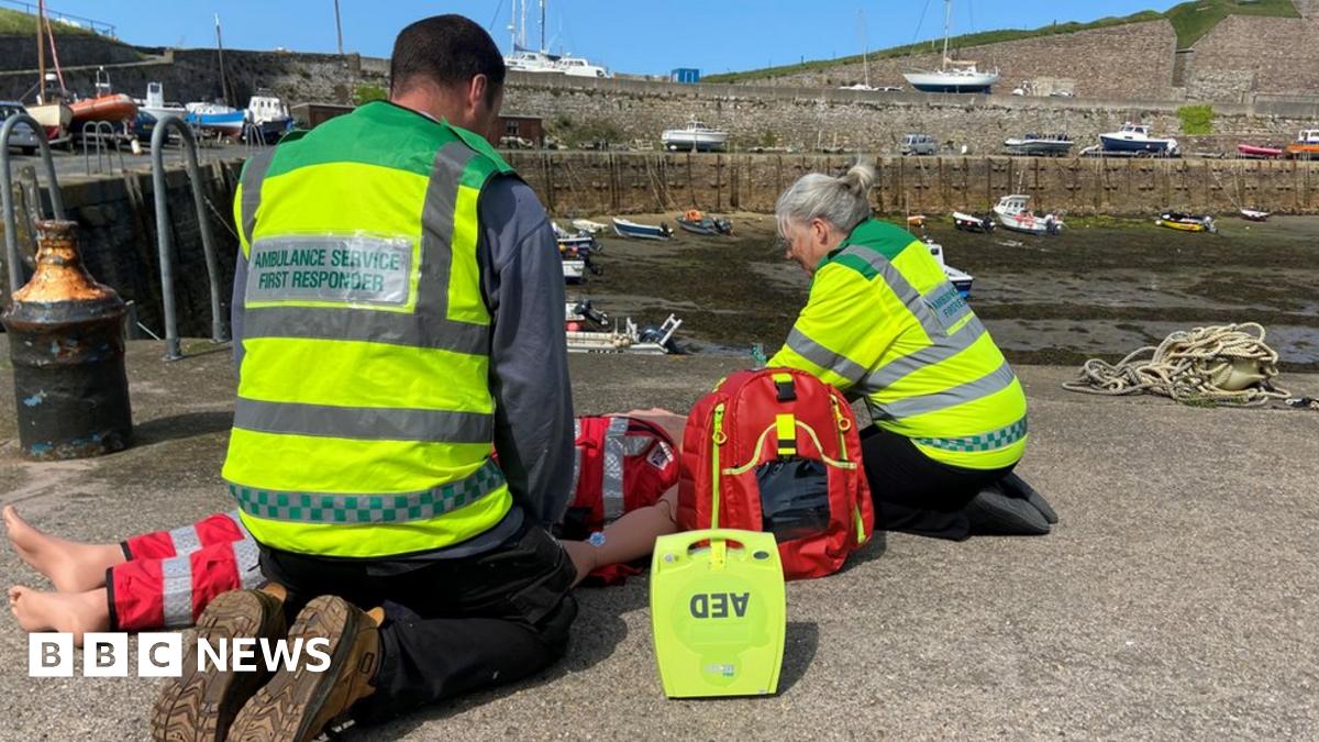 First aid volunteers wanted to support ambulance service - BBC News