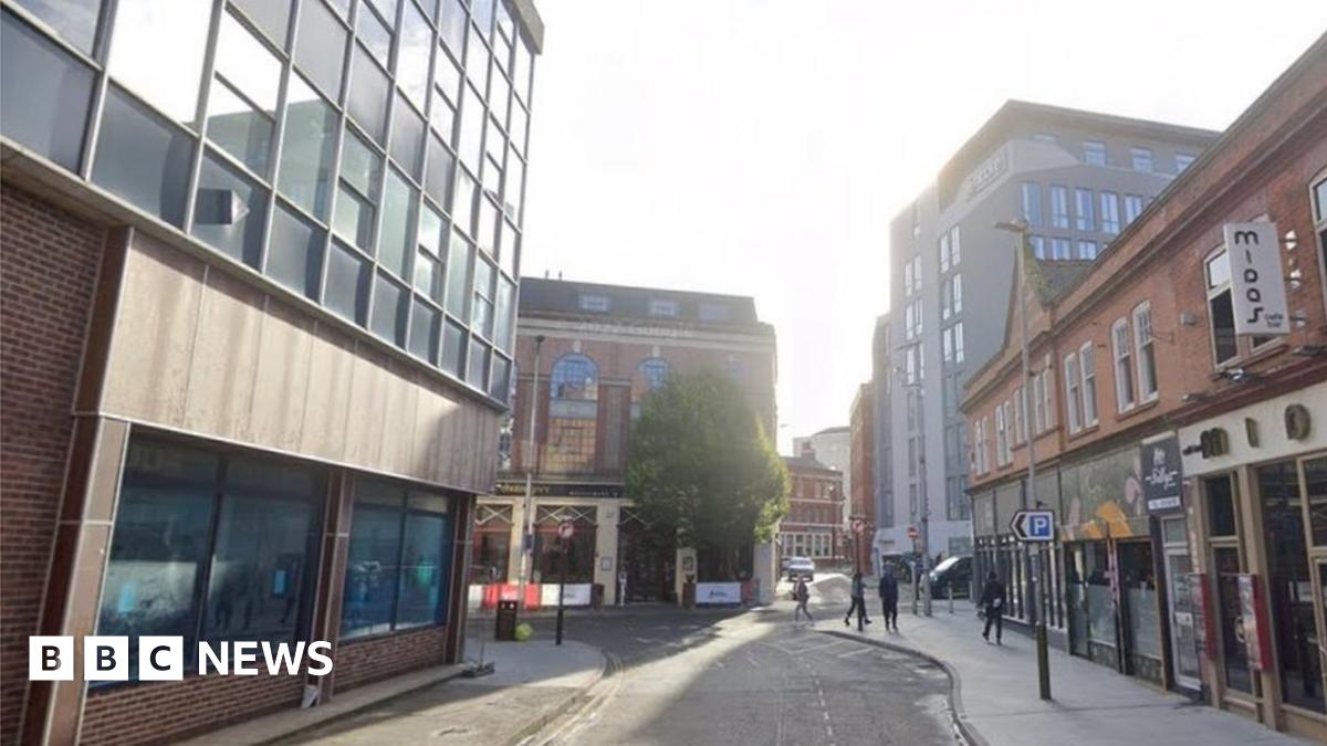 Police appeal after Leicester woman 'stabbed with glass bottle' - BBC News