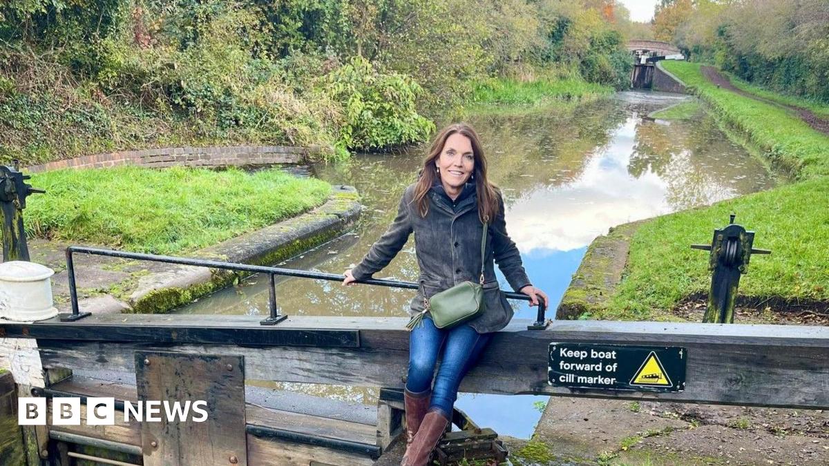 Final stretch of Walsall Canal to reopen after chemical spill - BBC News