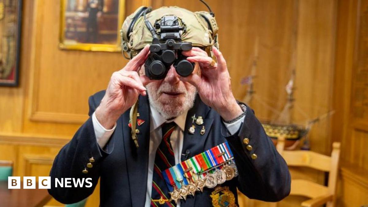 100-year-old commando inspires the next generation in Devon - BBC News
