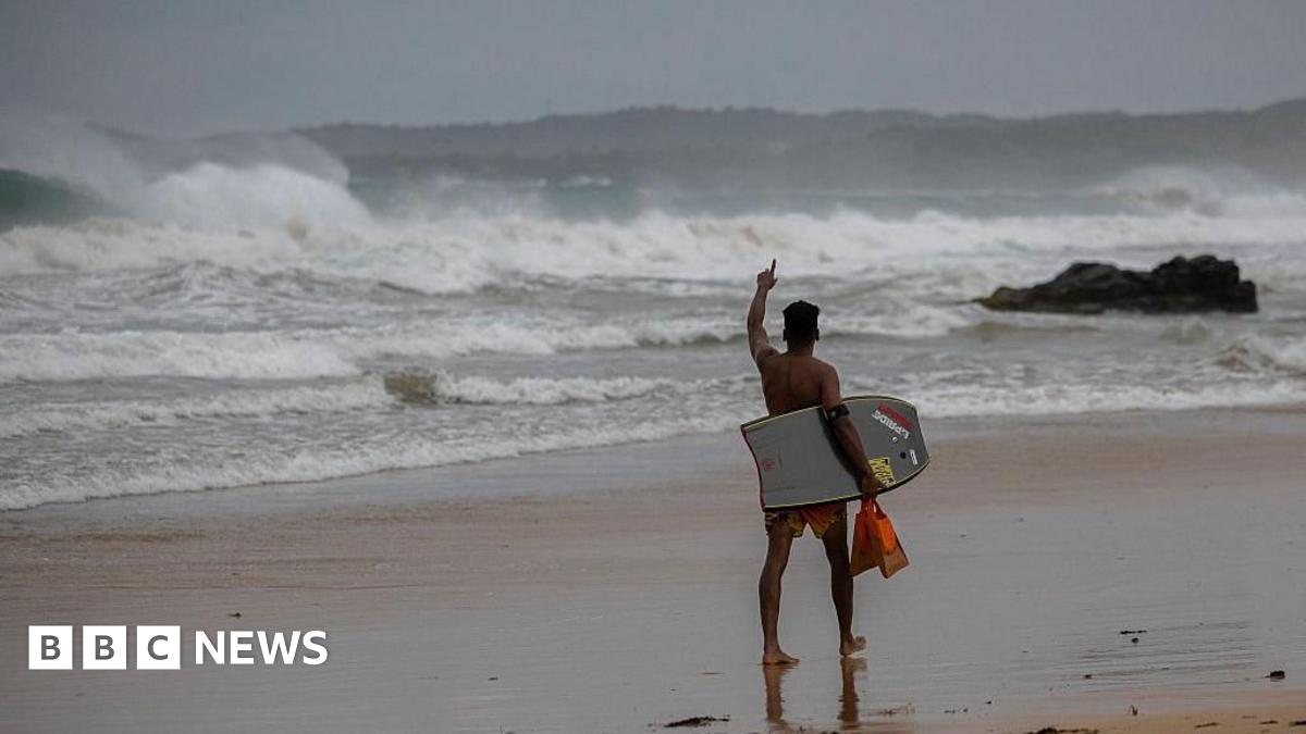 Hurricane Erin leaves some beaches on US East Coast off limits - BBC News