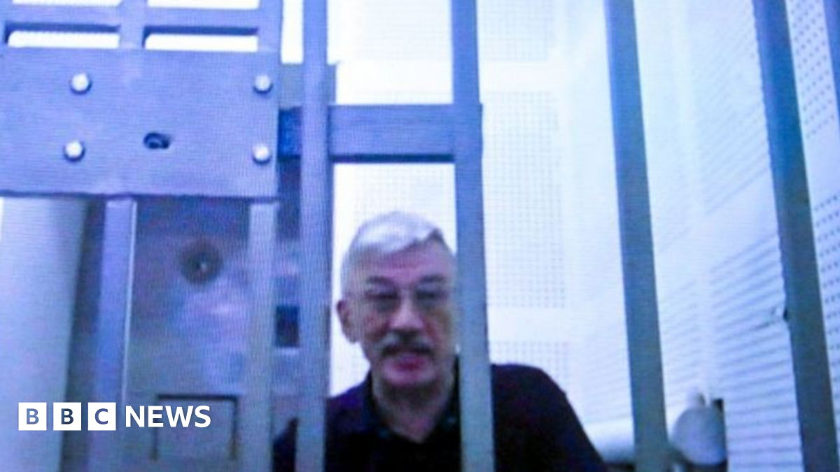 Oleg Orlov: Russian activist compares courts to Nazi Germany - BBC News