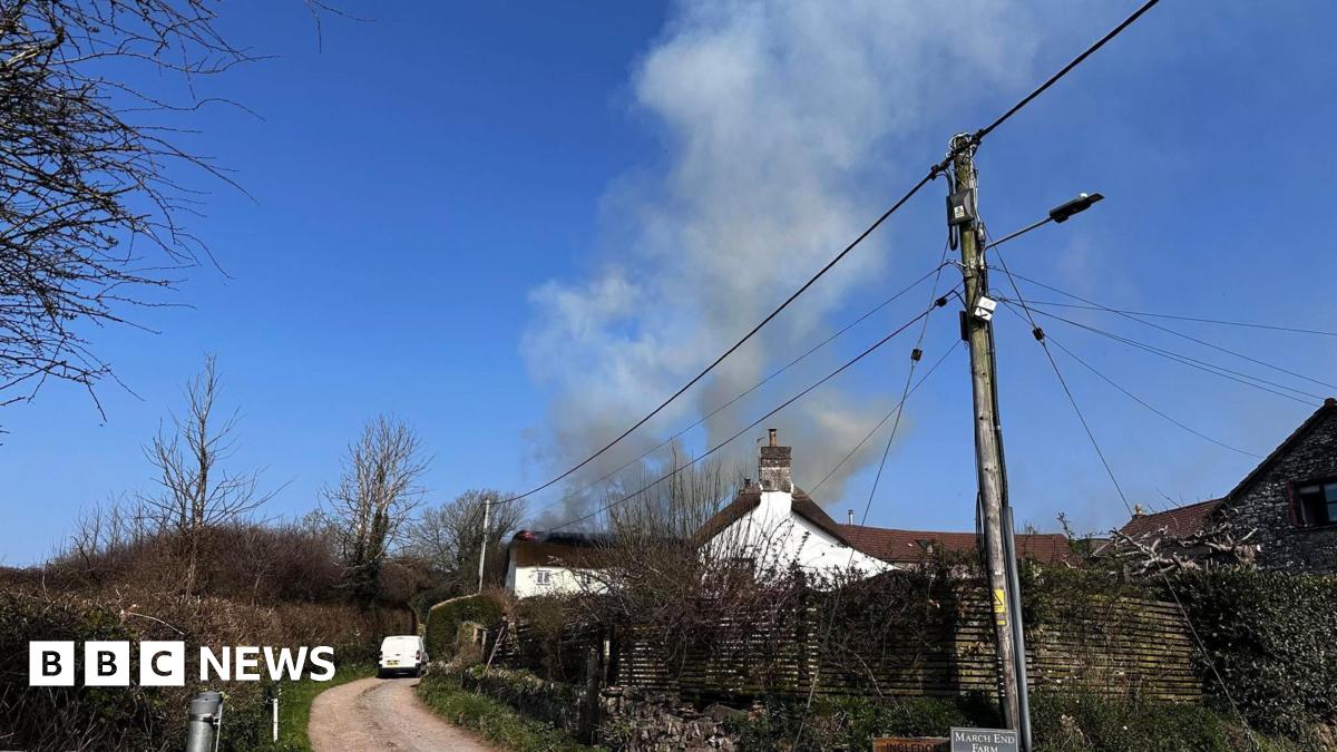 'Steady progress' on thatched homes fire in Georgeham - BBC News