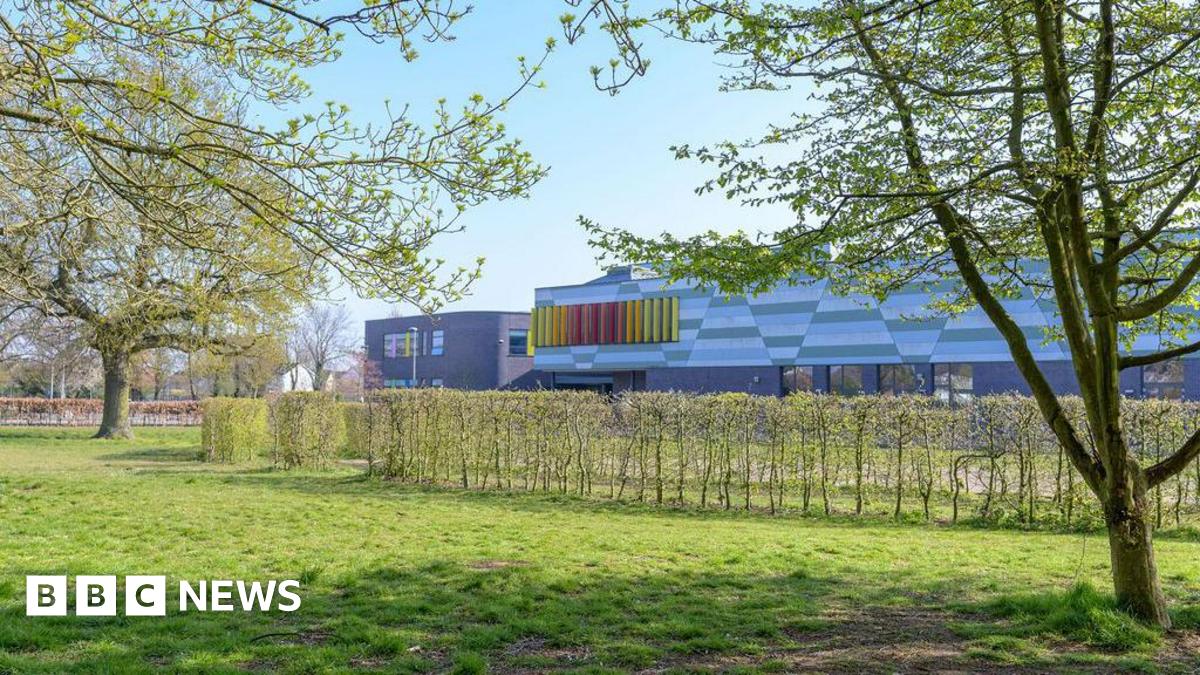 Neale-Wade Academy reopens sixth form applications - BBC News