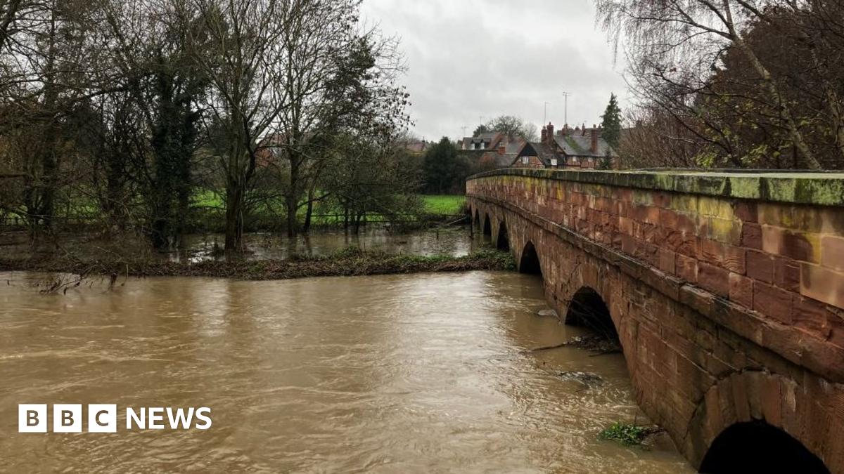 Flood warnings remain in Warwickshire - BBC News
